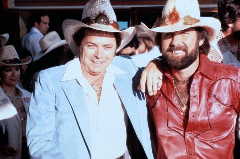 Urban Cowboy: DVD oder Blu-ray leihen - VIDEOBUSTER.de