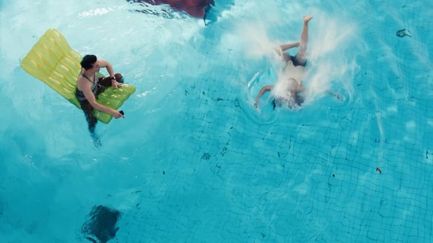 The Pool: DVD, Blu-ray oder VoD leihen - VIDEOBUSTER.de