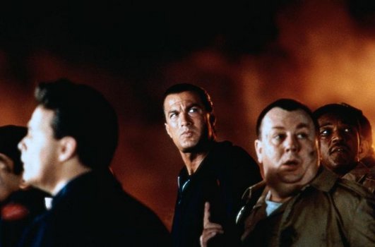 Alarmstufe: Rot: DVD, Blu-ray oder VoD leihen - VIDEOBUSTER.de