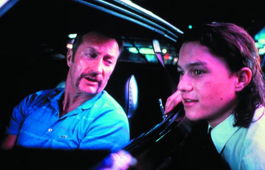 Two Hands: DVD oder Blu-ray leihen - VIDEOBUSTER.de